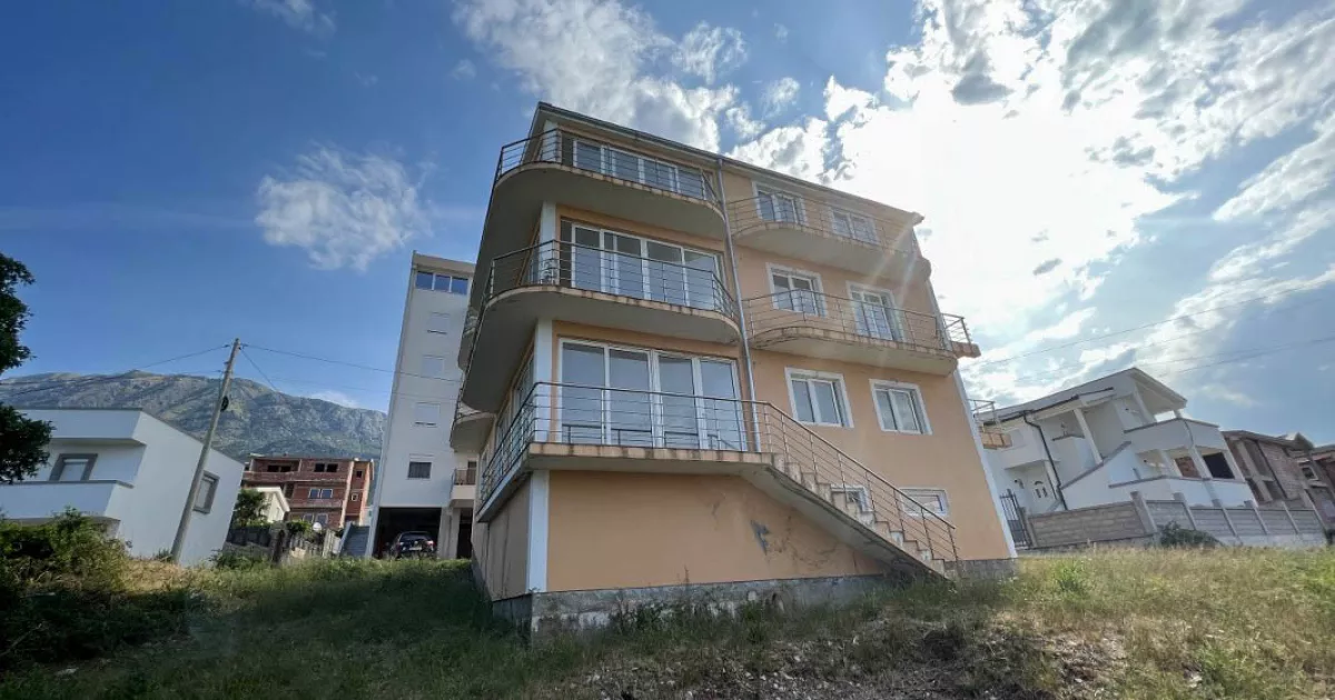 Kuća u naselju Dobra Voda sa tri stana, potrebna adaptacija | Crna Gora Nekretnine