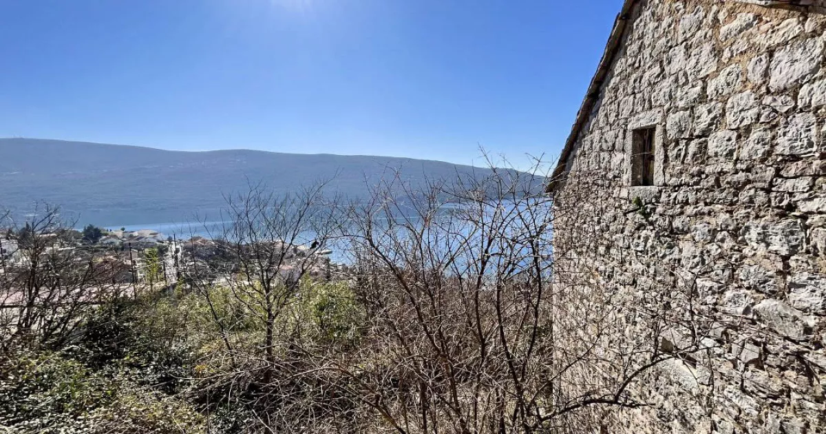 Kamena kuca za renovaciju u Kumboru, sa gradjevinskimm zemljistem, i ...