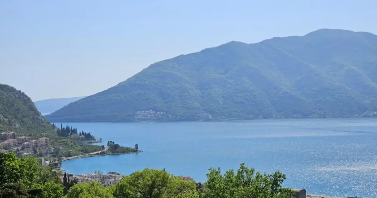 Ravna i pristupacna urbanizovana parcela u Risnu sa pogledom na more ...
