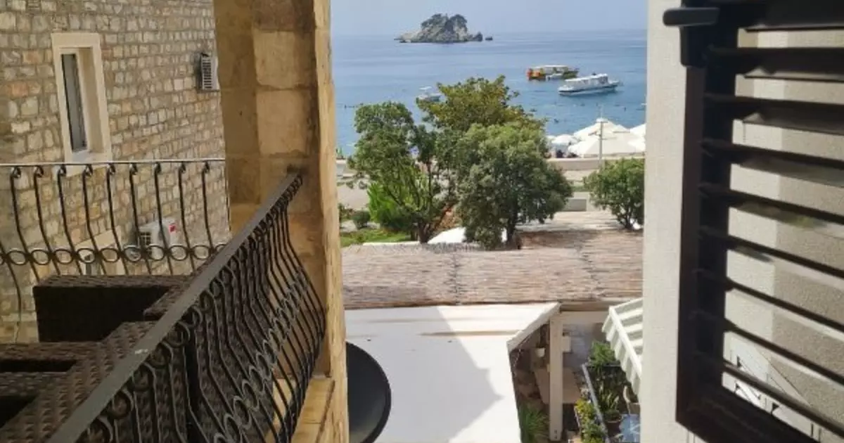 Prostran jednosoban stan na prvoj liniji mora, Petrovac | Crna Gora ...