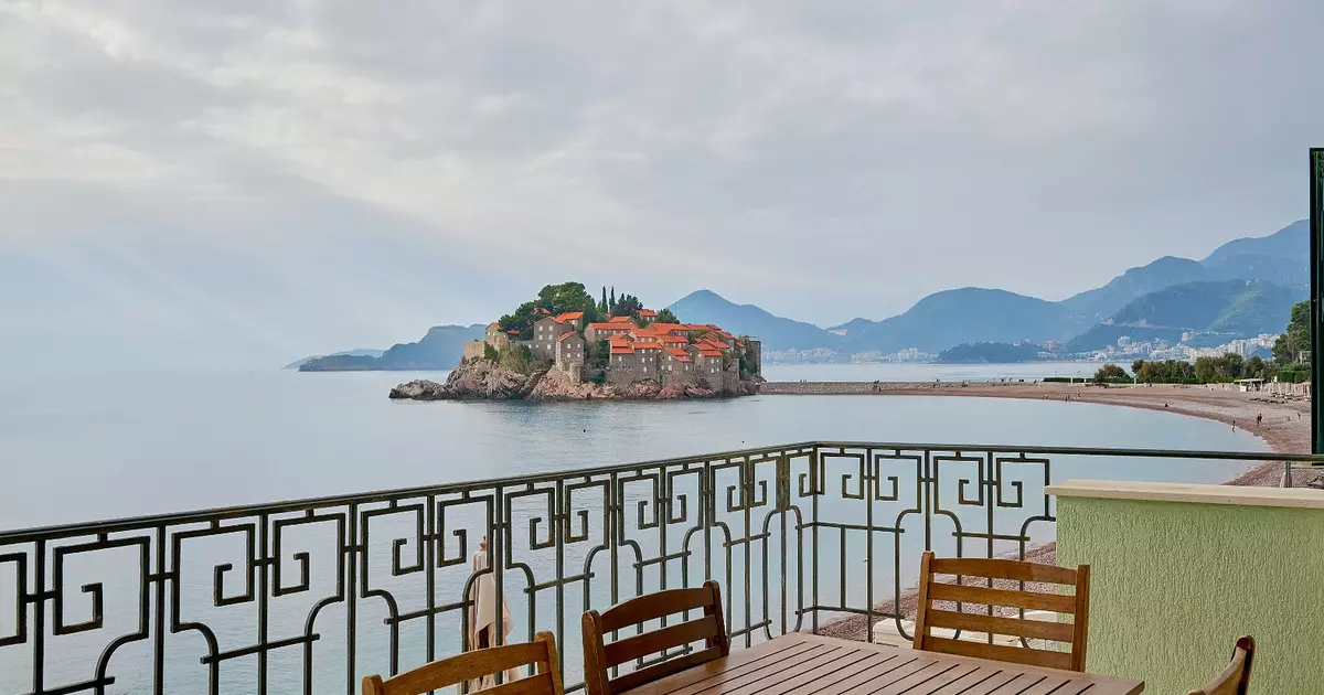Komforan stan na prvoj liniji do mora – Sveti Stefan, Budva | Crna Gora ...